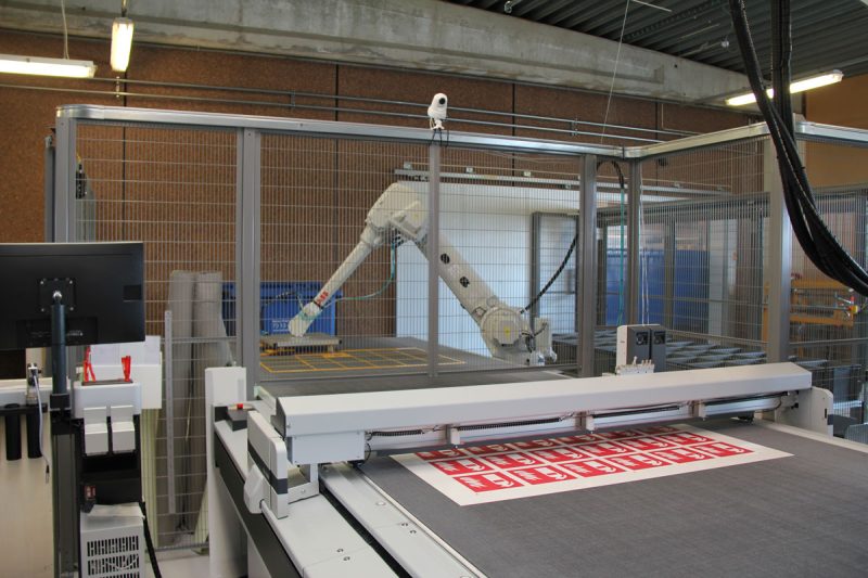 Industrial Robot Unloading - RobotFactory
